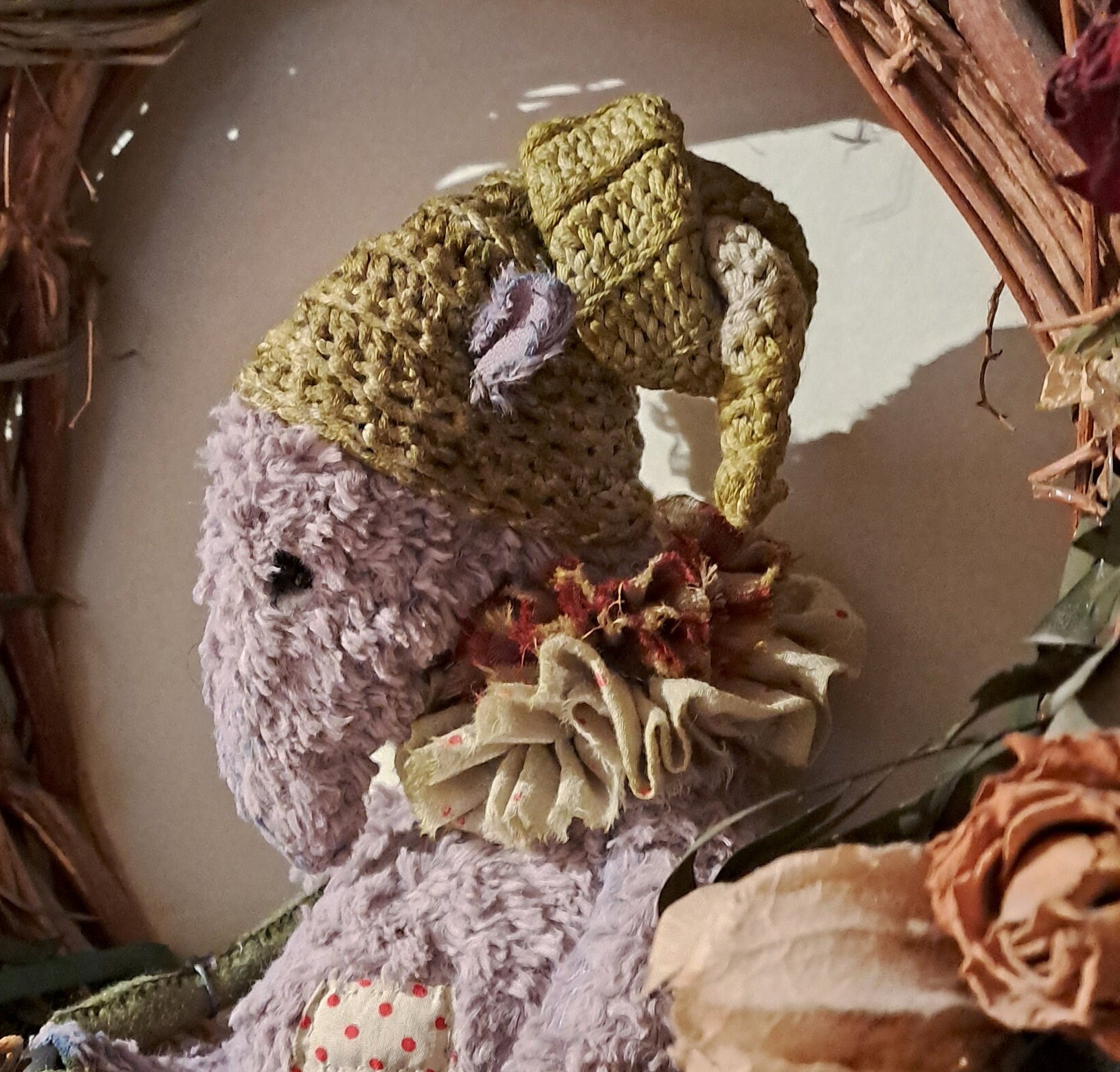 Rat grunge en viscose fait main habillé d'un bonnet en laine déco style ...