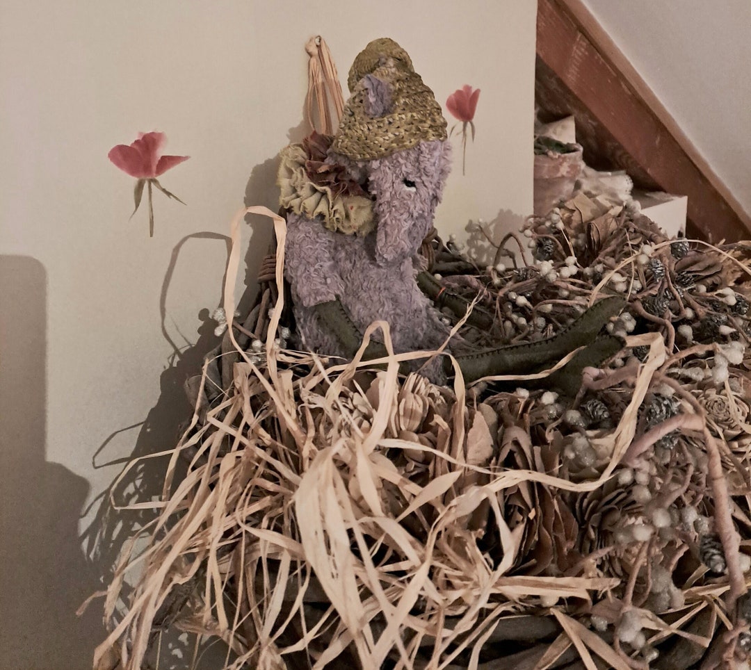 Rat grunge en viscose fait main habillé d'un bonnet en laine déco style ...