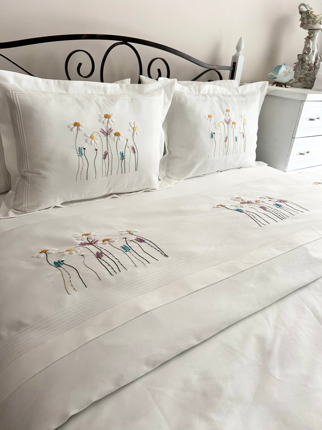 Hand Embroidered Daisy Cotton Satin Bedding Set | Queen & King - Etsy