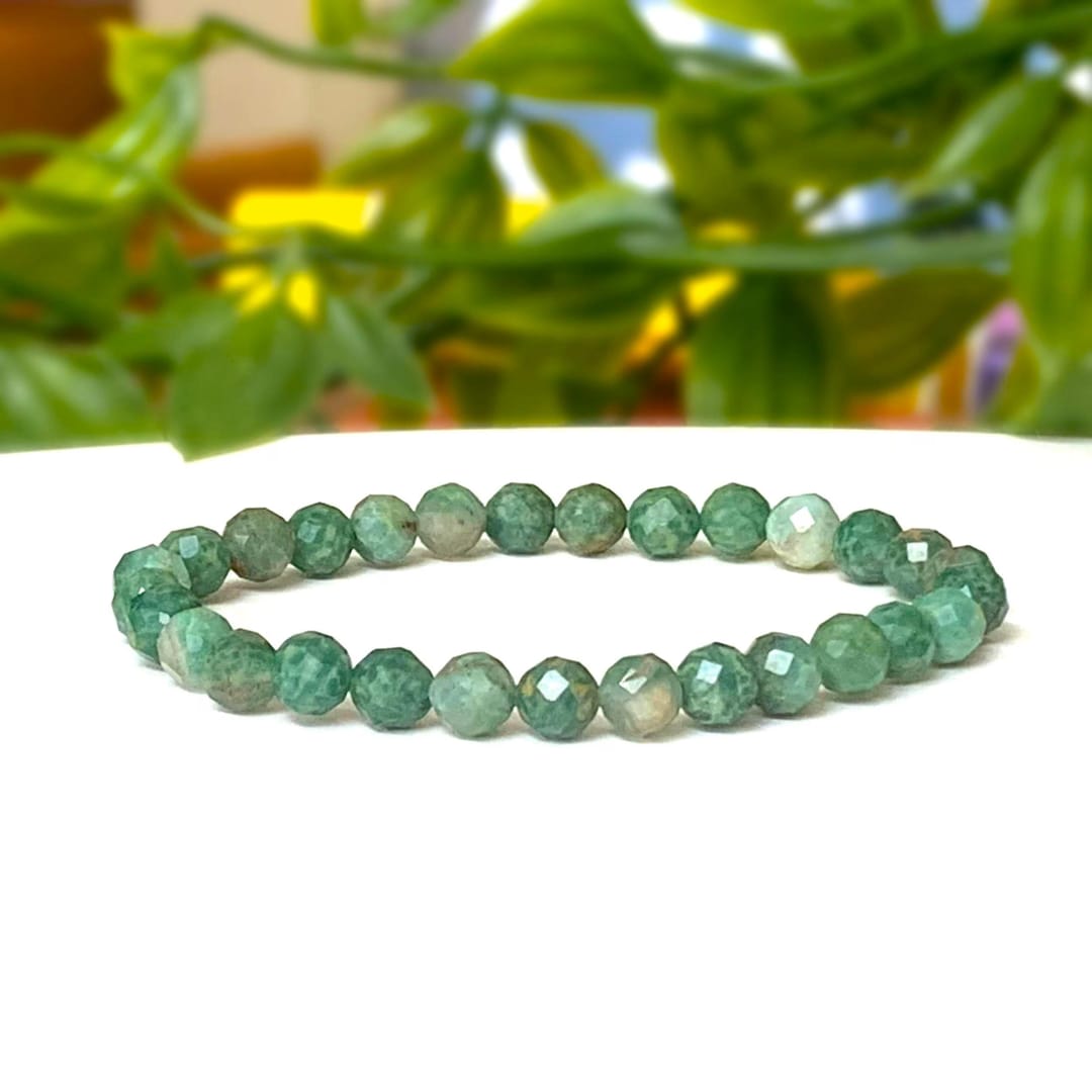 Faceted Emerald Quartz Bracelet: 6mm Green Gemstone Stretch Cord - Etsy 日本