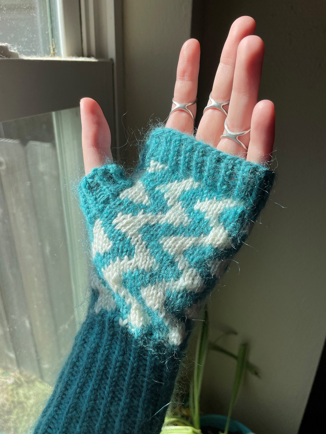 Wavy Days Gloves Knitting Pattern - Etsy