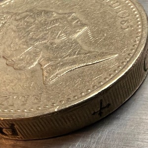 1985 Elizabeth II One Pound Coin Extreme Clash Marks + Upside Down Edge ...