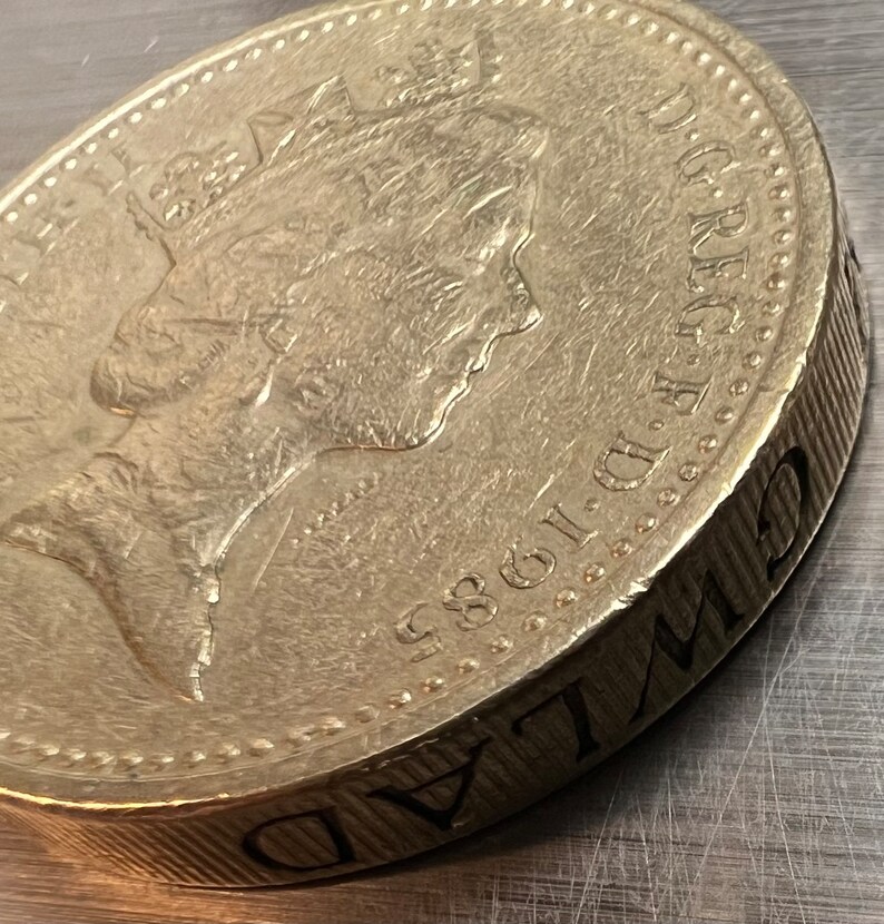1985 Elizabeth II One Pound Coin Extreme Clash Marks + Upside Down Edge ...