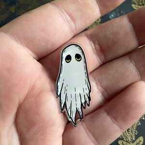 Golden Sheet Ghost Acrylic Pin // Gothic Pin // Witchy Pins - Etsy