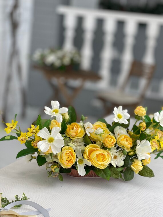 Table Decorations With Yellow Flowers