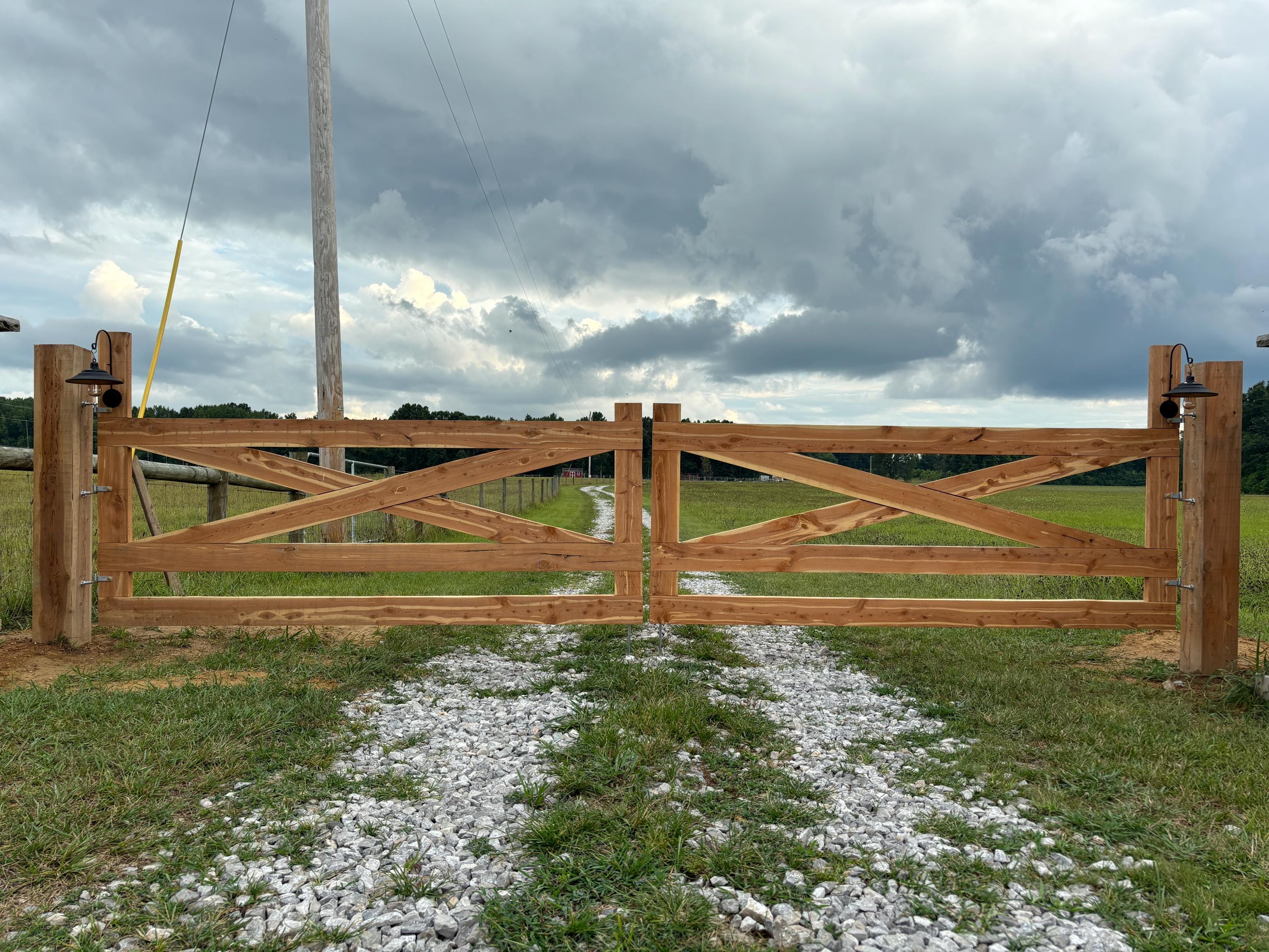 Eastern Red Cedar Driveway Gate: Handcrafted Half-lap Notching - Etsy