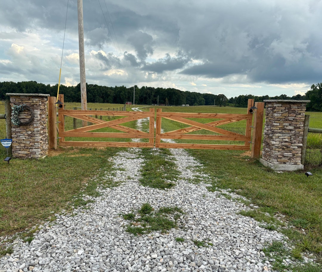 Eastern Red Cedar Driveway Gate: Handcrafted Half-lap Notching - Etsy