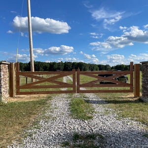 Eastern Red Cedar Driveway Gate: Handcrafted Half-lap Notching - Etsy