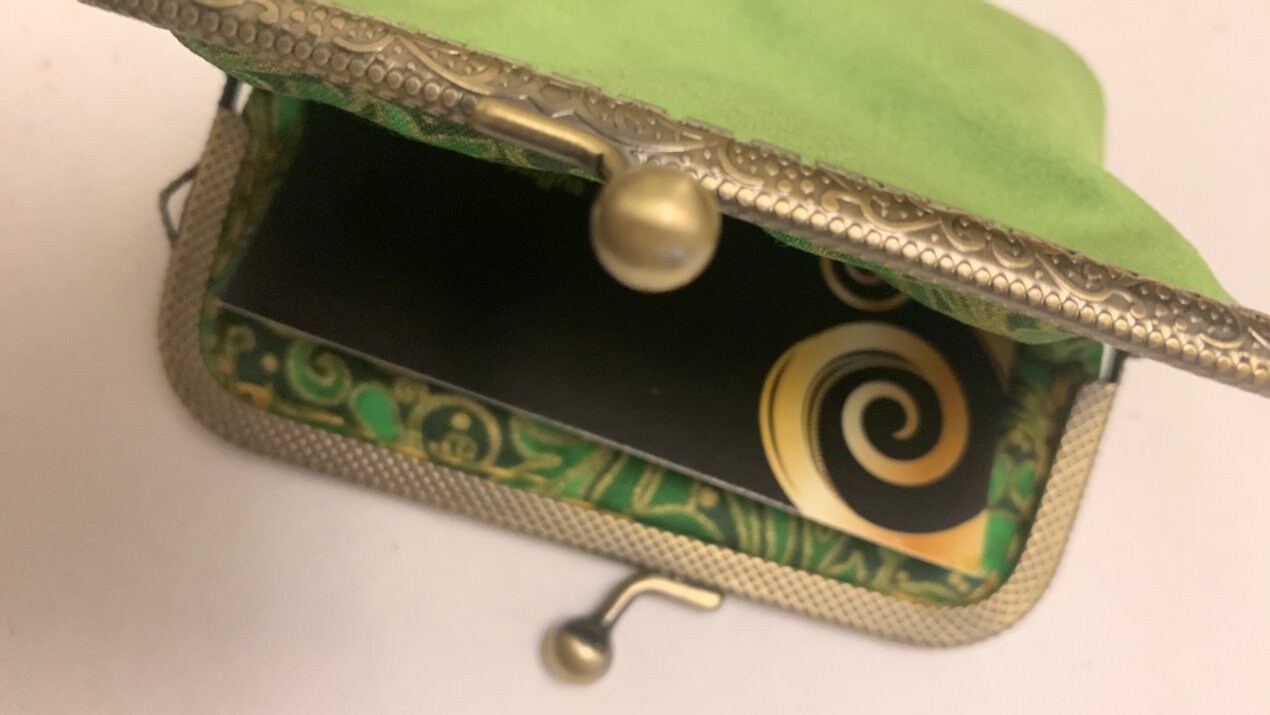 Beautiful Victorian Inspired Kiss Clasp Purse in an Apple - Etsy