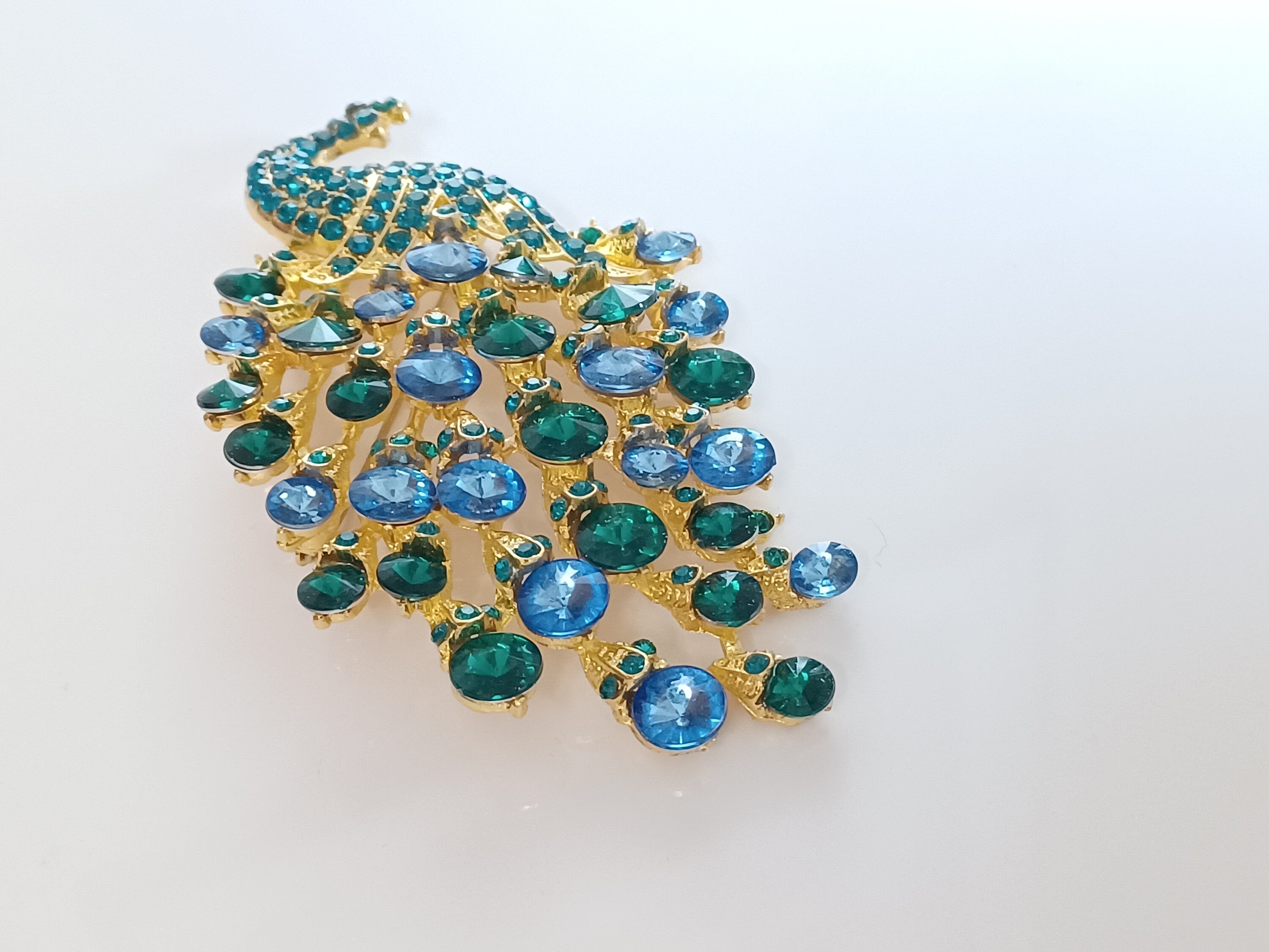 Grand Paon Phoenix avec des cristaux bleus et verts. magnifique broche ...