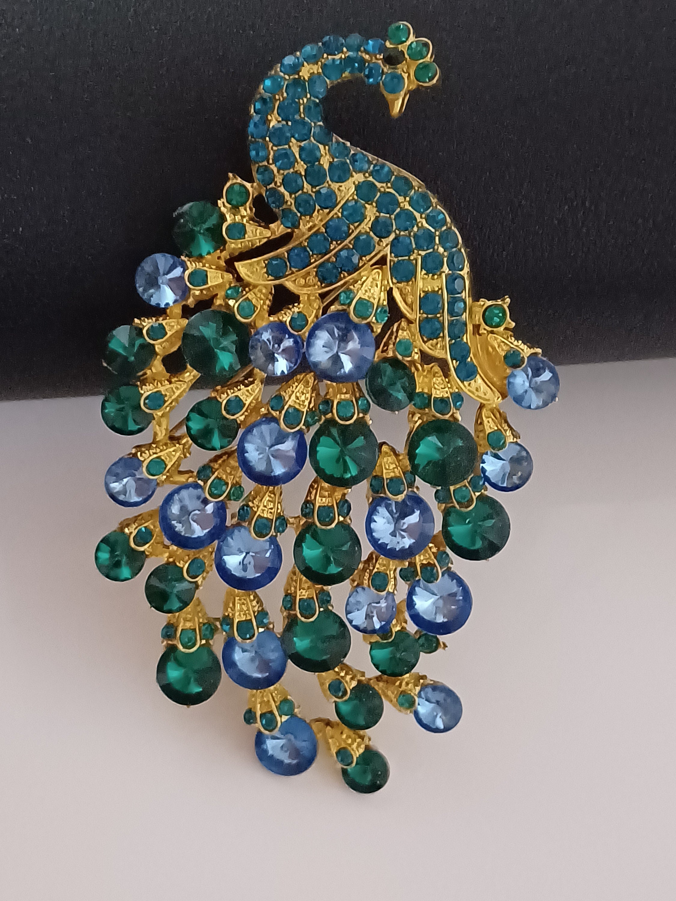 Grand Paon Phoenix avec des cristaux bleus et verts. magnifique broche ...
