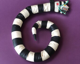 Sandworm Frame | Sandworm Floral Shadow Box | Beetlejuice Frame - Etsy