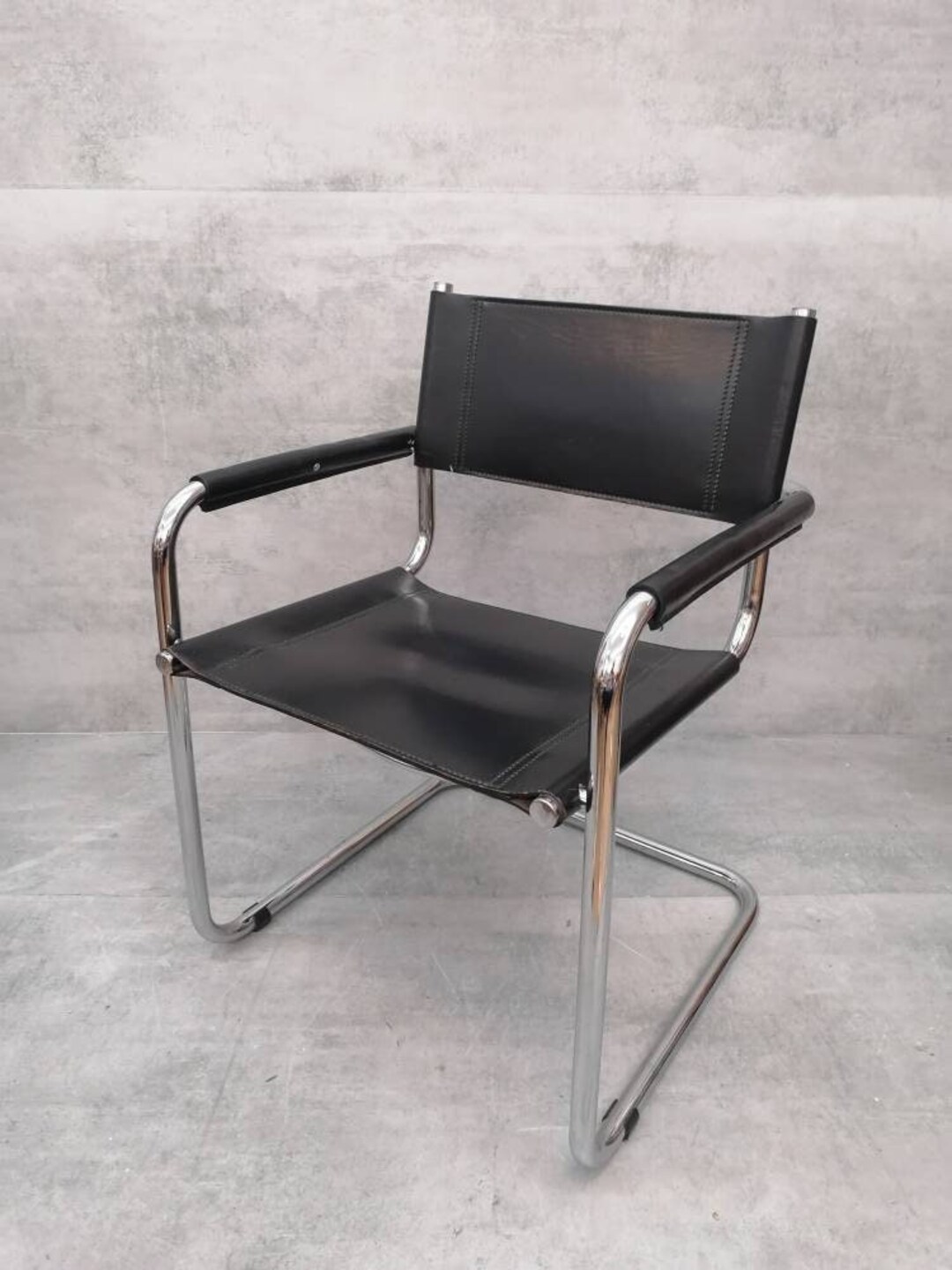 1 Von 2 Vintage Model S34 Black Saddle Leather Dining Chairs by Mart ...