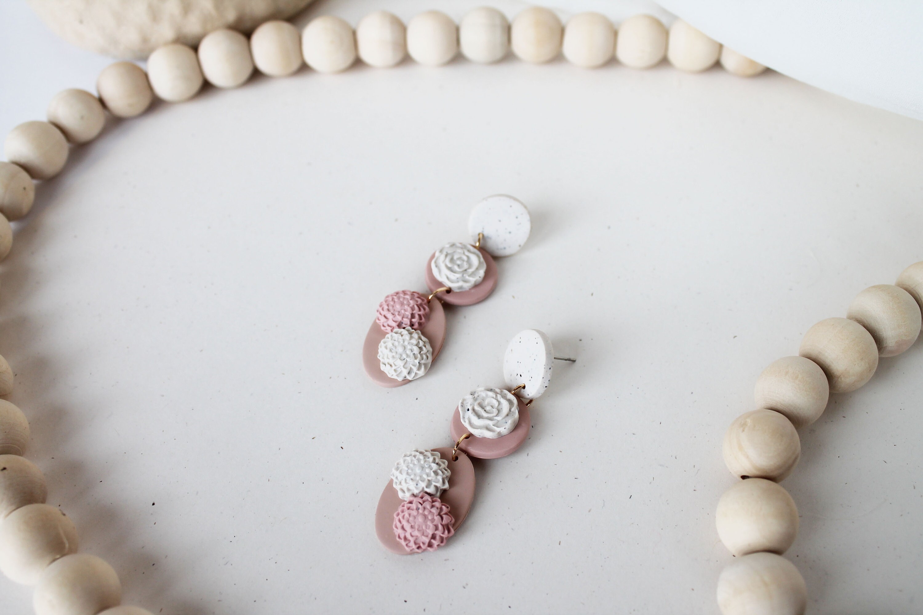 Pendientes de la arcilla flor estética pendientes Boho joyería hecha a ...