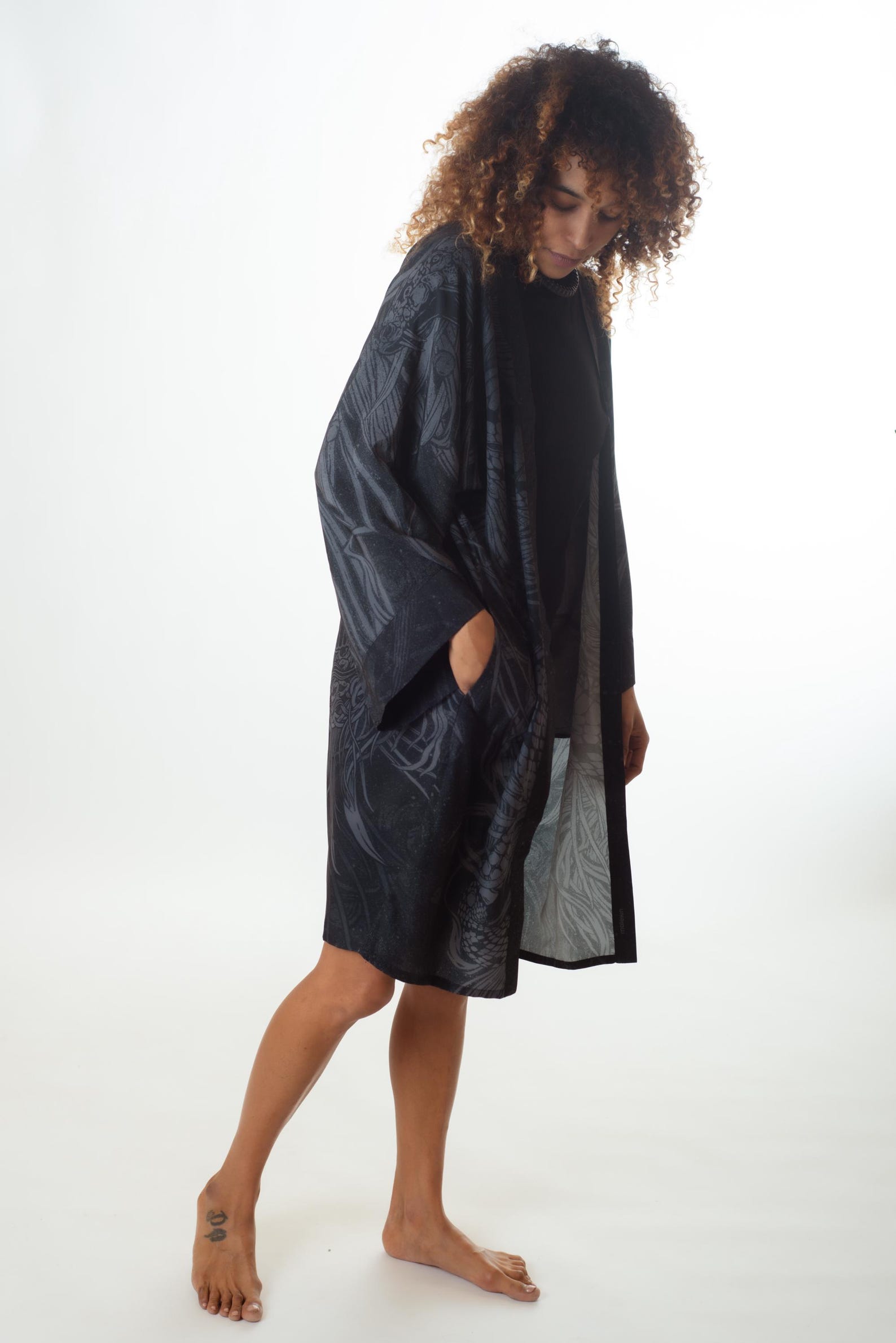 KUSEN Black Long Rooster Snake Art Kimono Robe: Unisex Printed Kaftan ...