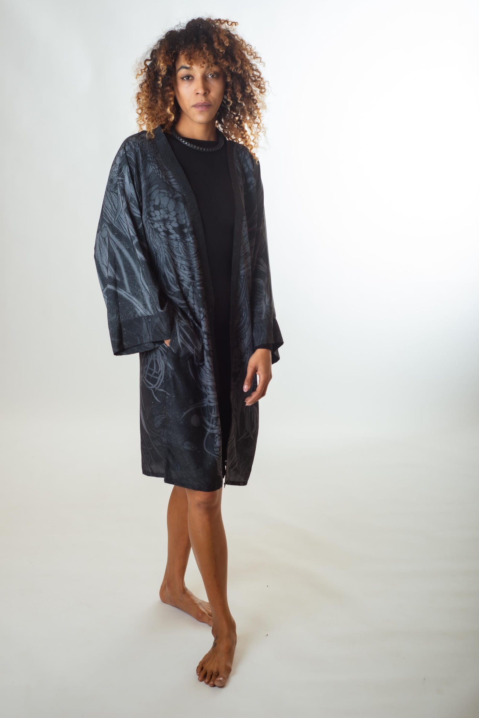 KUSEN Black Long Rooster Snake Art Kimono Robe: Unisex Printed Kaftan ...