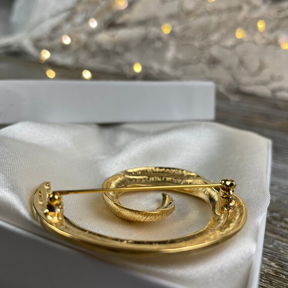 Beautiful statement Vintage swirling gold tone brooch - Gem