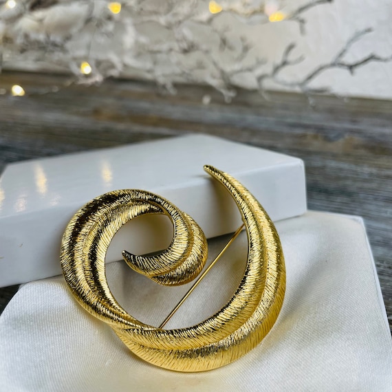 Beautiful statement Vintage swirling gold tone brooch - Gem