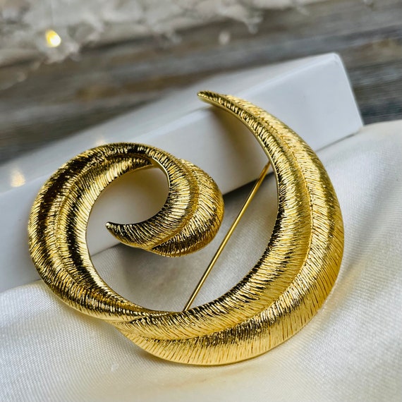 Beautiful statement Vintage swirling gold tone brooch - Gem