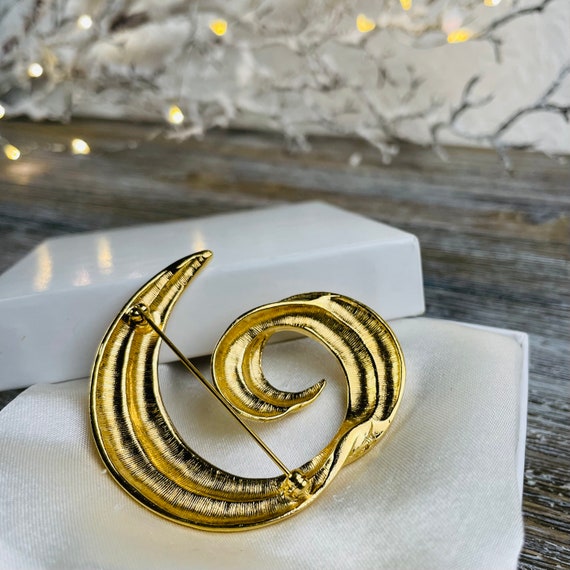 Beautiful statement Vintage swirling gold tone brooch - Gem
