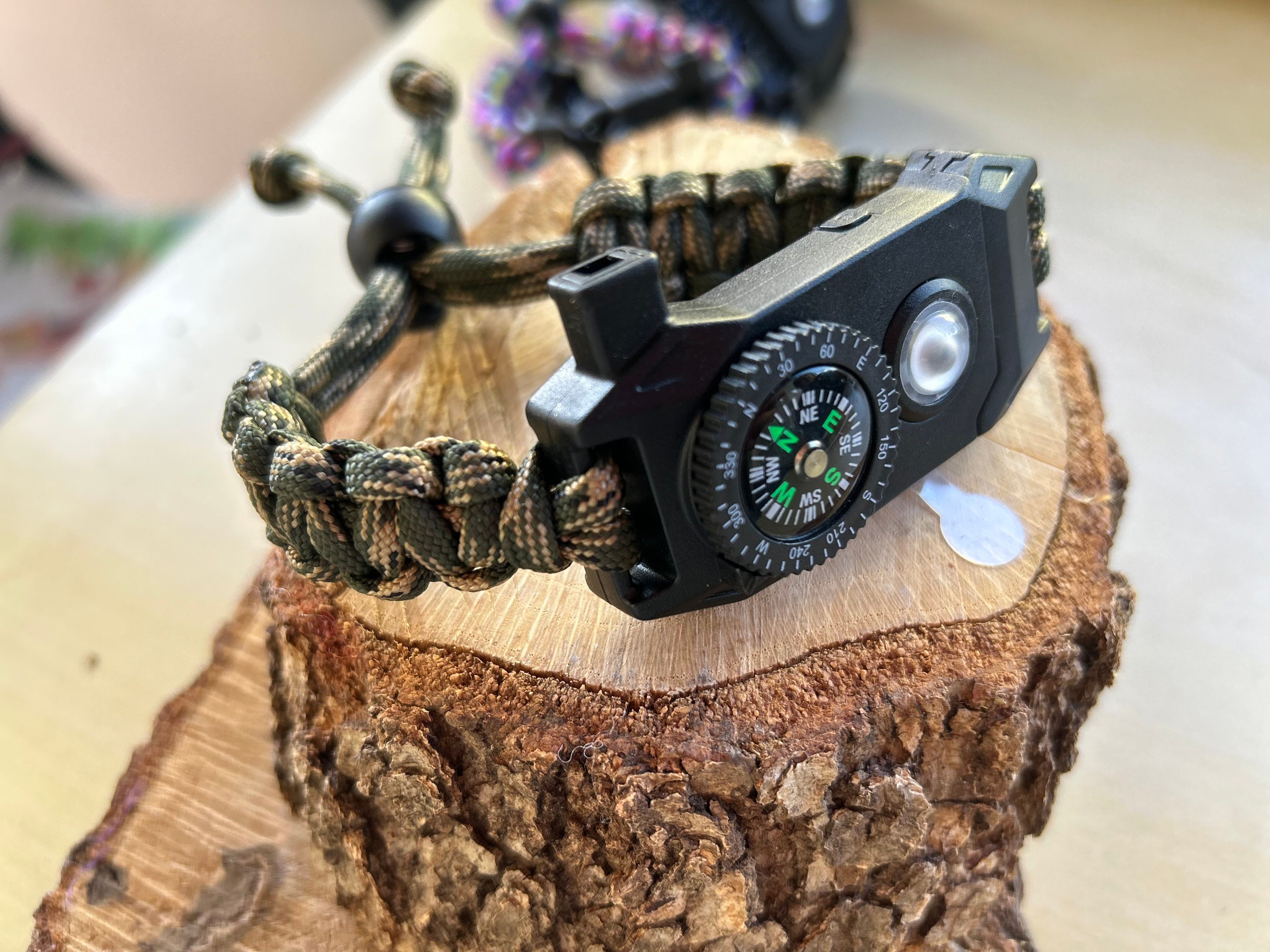 Survival / Emergency Paracord Bracelet Complete With Different Tools ...