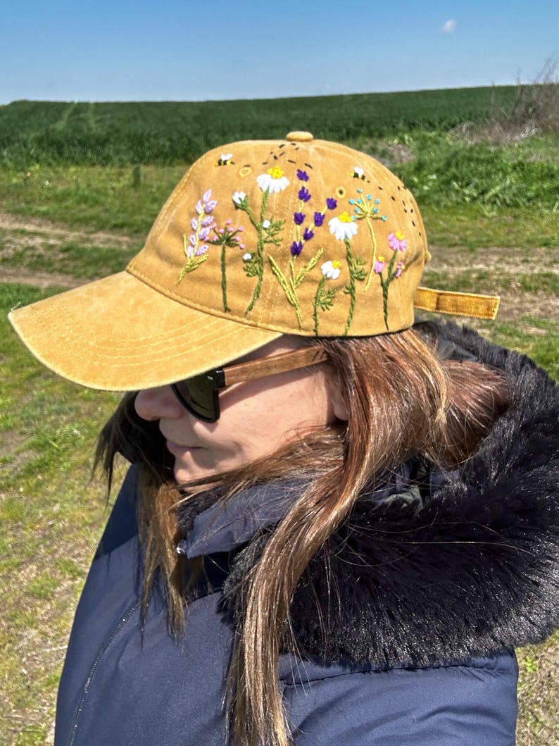 Hand Embroidered Daisy Bee Hat: Floral Baseball Cap - Etsy Israel