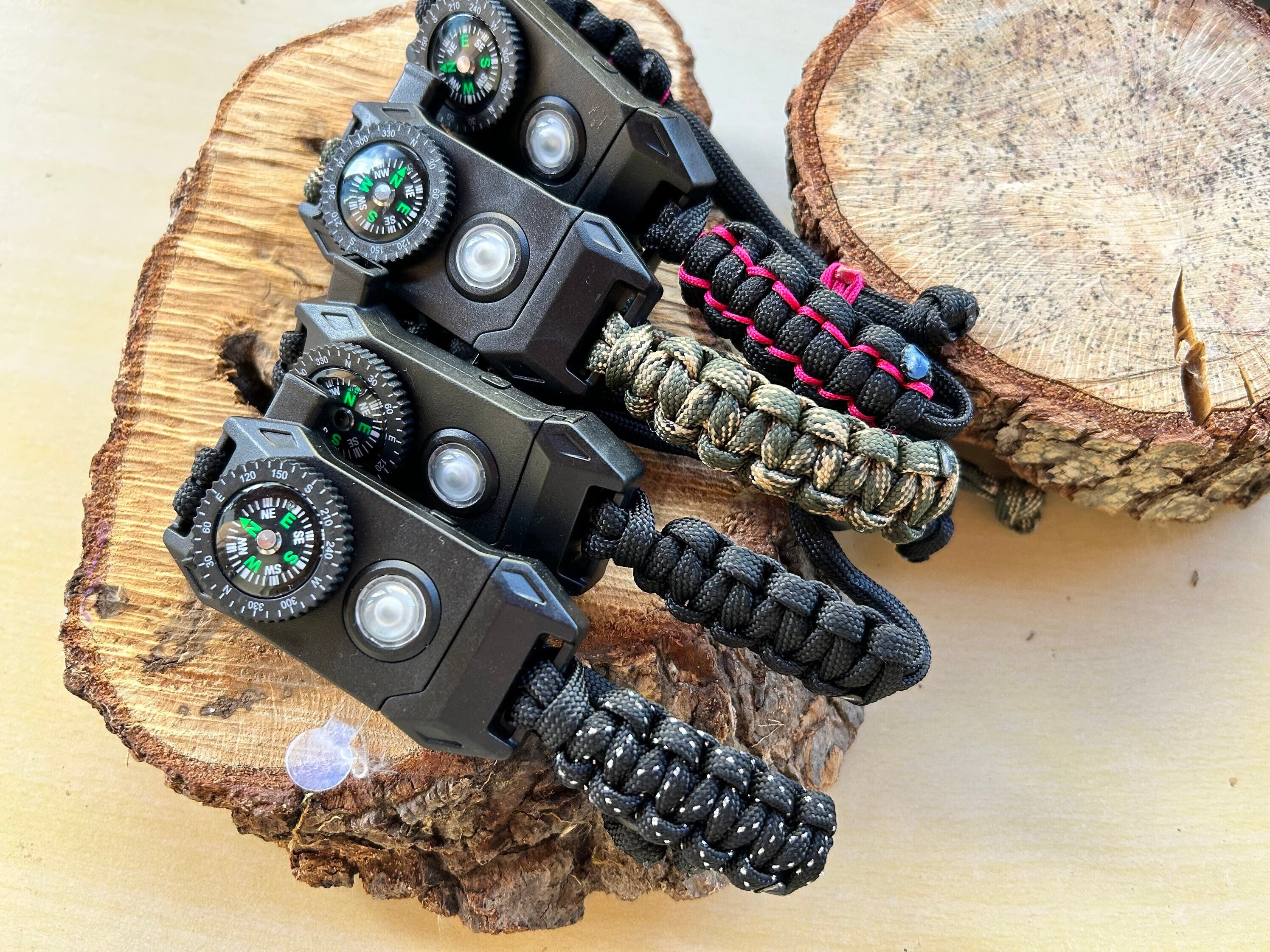 Survival / Emergency Paracord Bracelet Complete With Different Tools ...