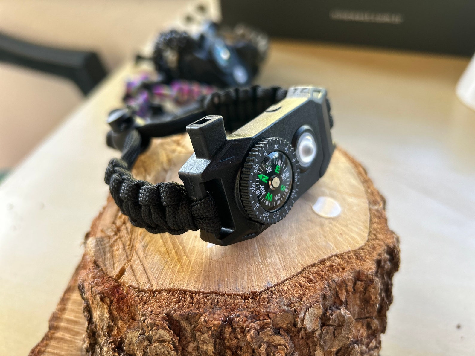 Survival / Emergency Paracord Bracelet Complete With Different Tools ...