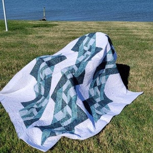 Falling Waters. Custom Quilted Quilt. - Etsy
