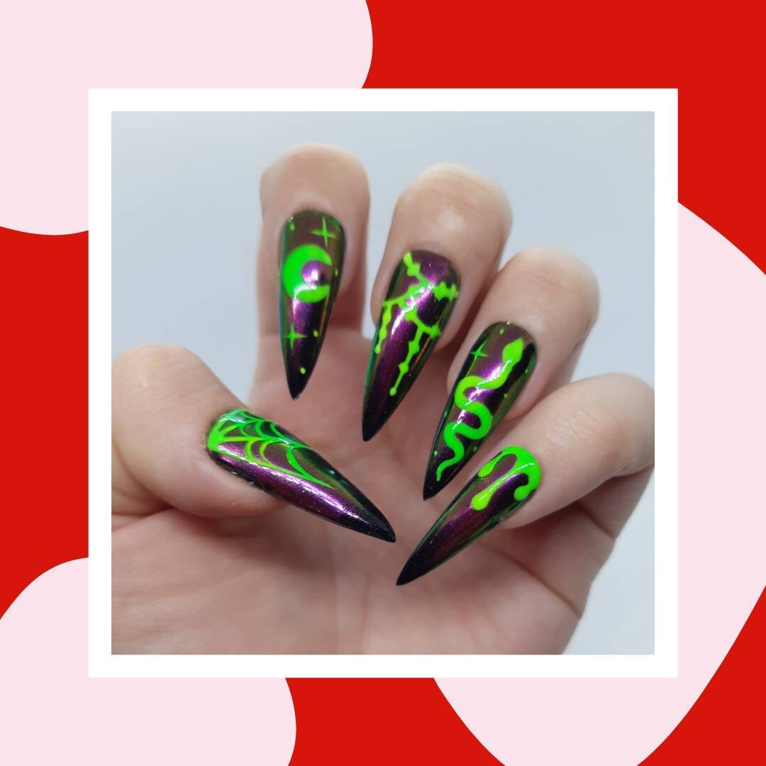 Lisa - Hand Painted Halloween Press on Nails on Oil Effect Base - Etsy
