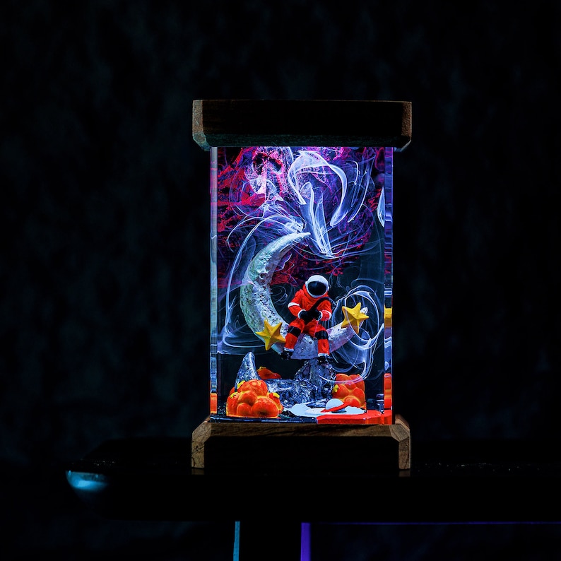 ASTRONAUT on the MOON Resin Diorama Lamp, Custom Galaxy Epoxy Lamp ...