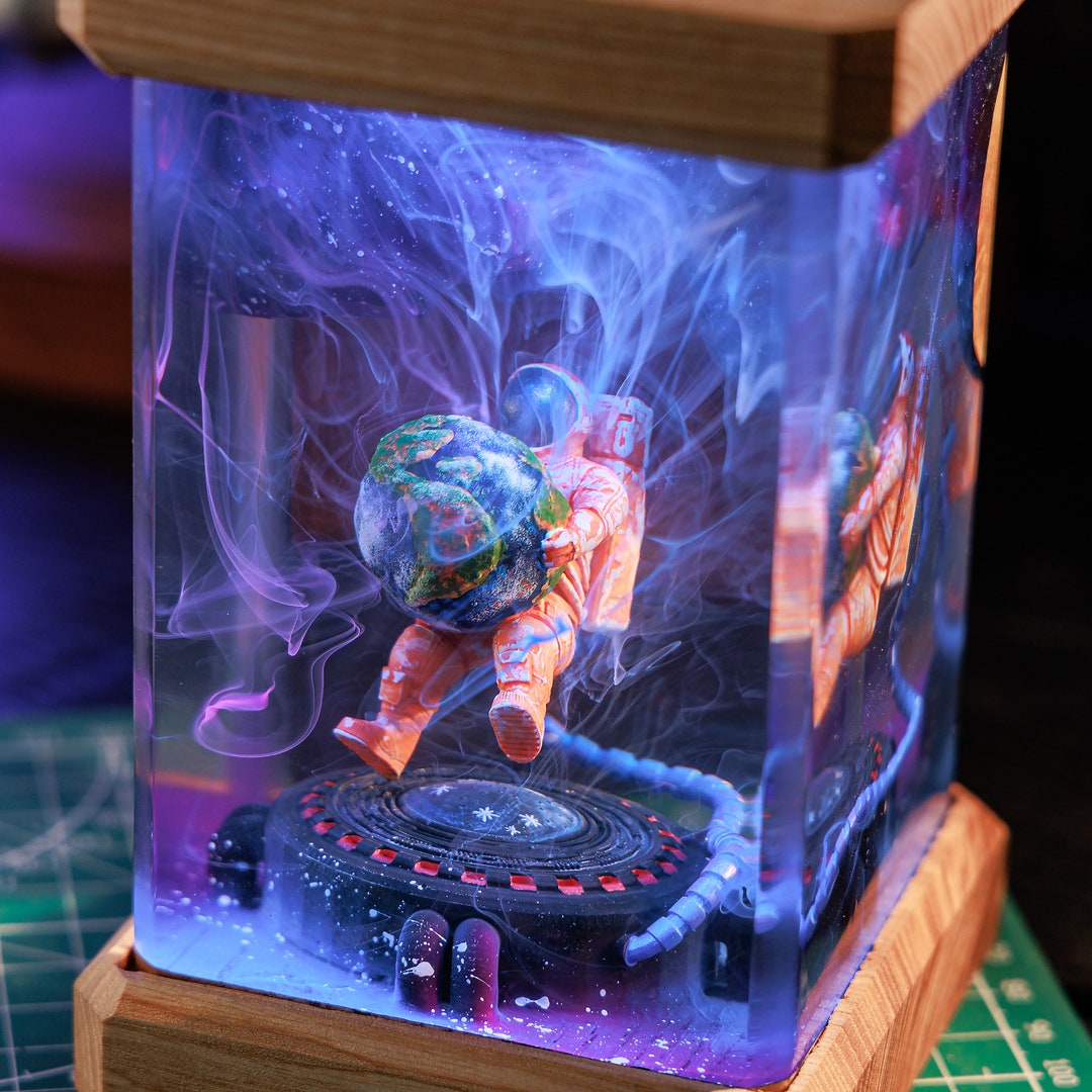 ASTRONAUT Interstellar Resin Epoxy Lamp, Custom Table Lamp for ...