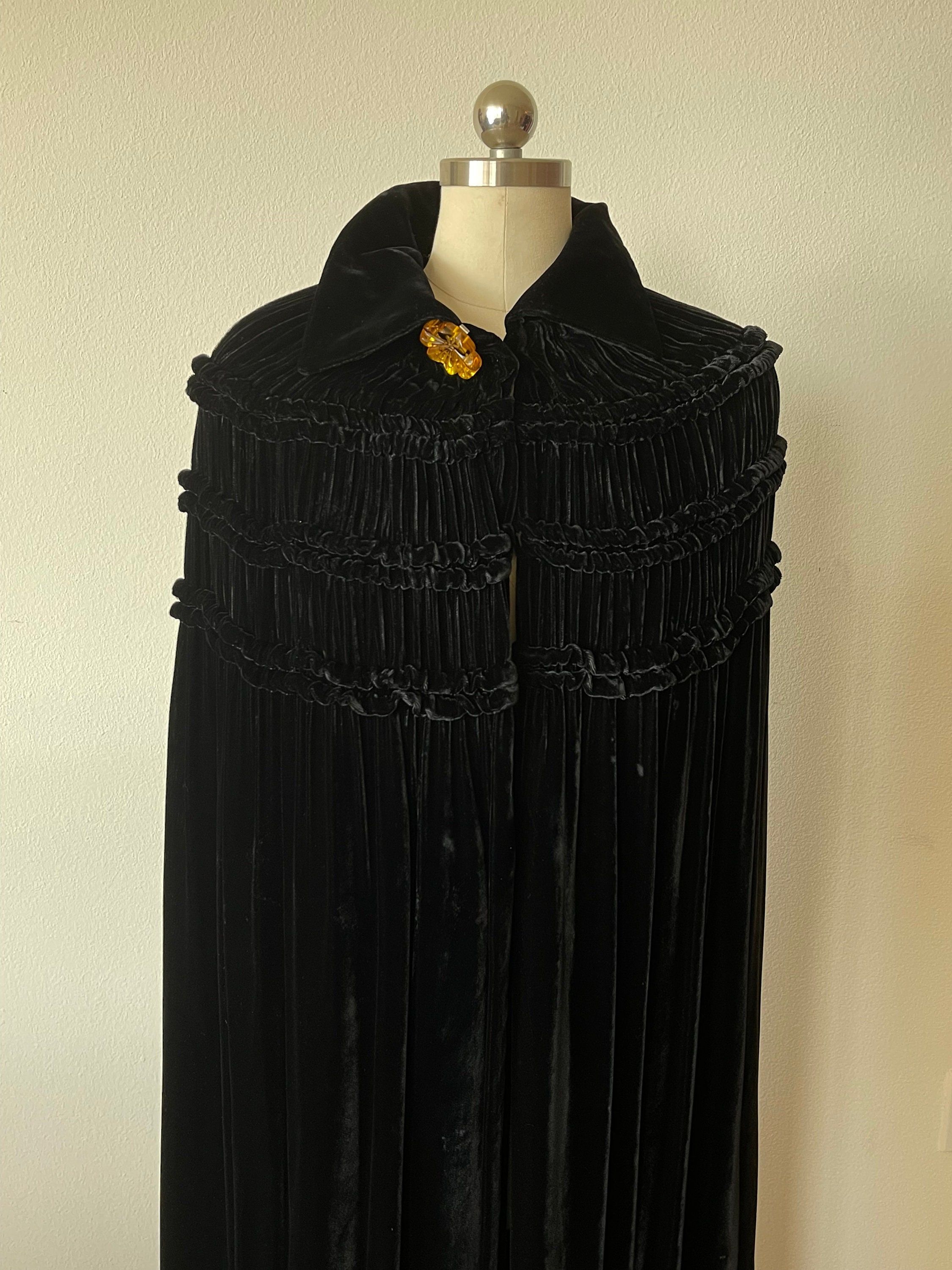 Vintage 1940's Black Velvet Cape With Lucite Flower Clasp - Etsy