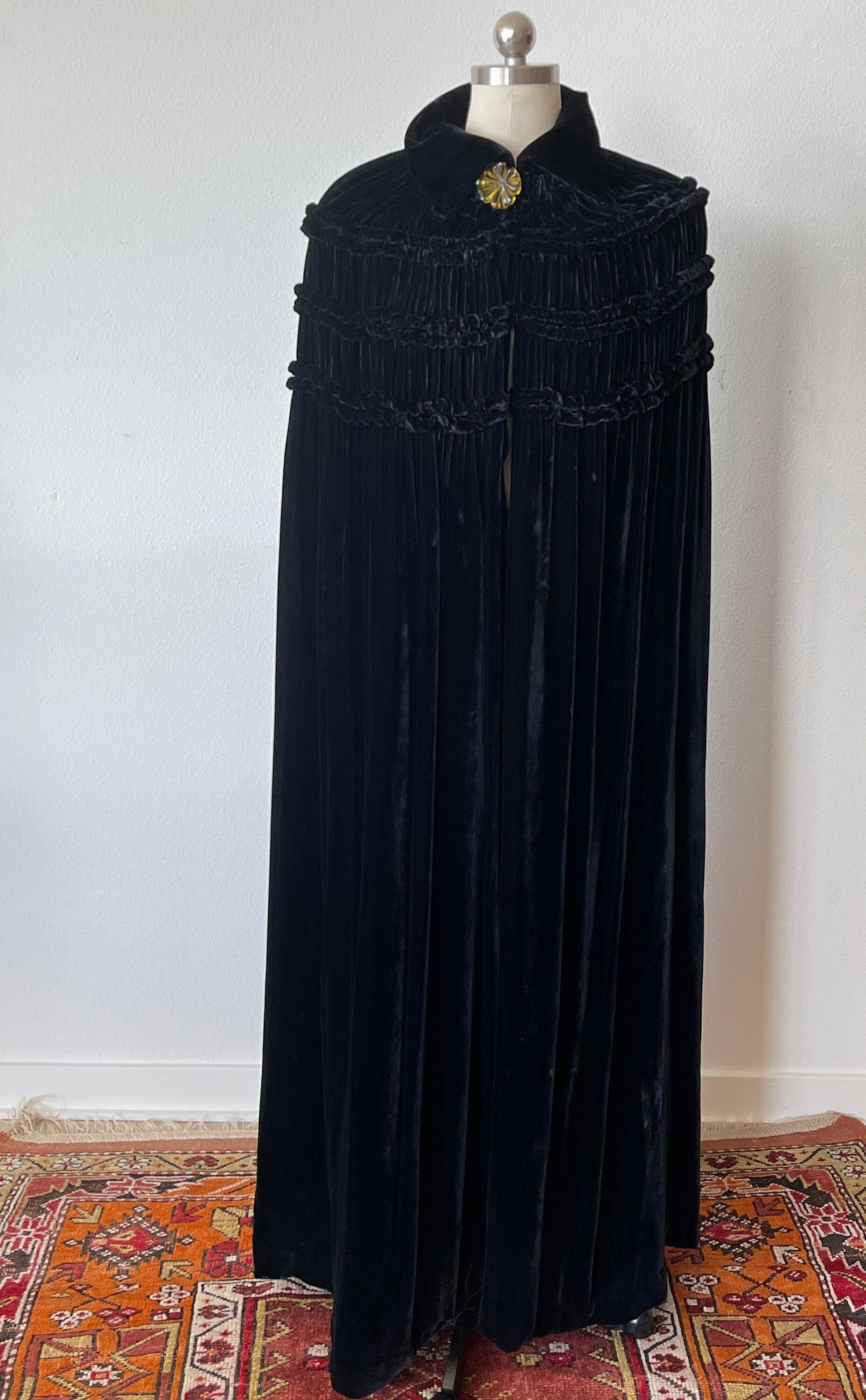 Vintage 1940's Black Velvet Cape With Lucite Flower Clasp - Etsy