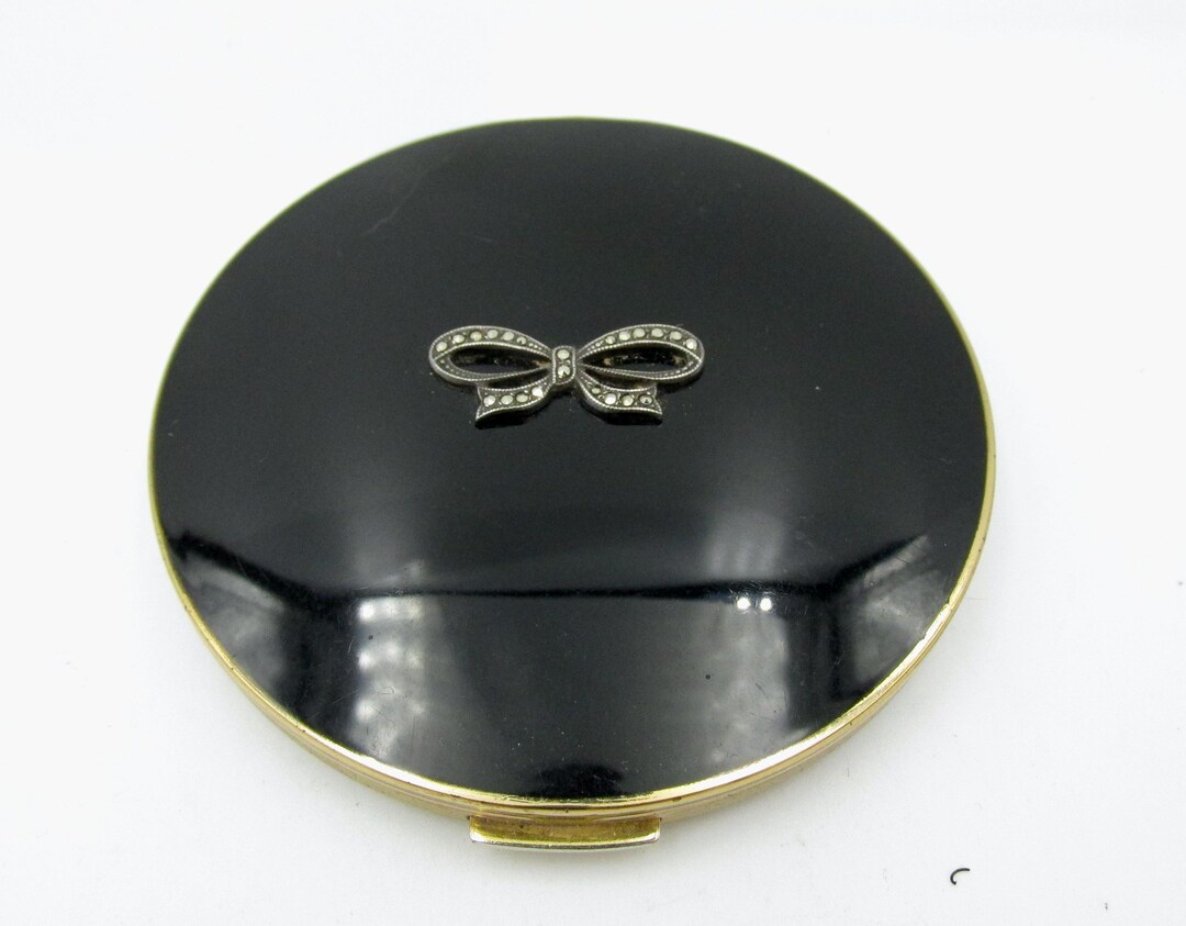 Vintage Stratton Compact , Eternal Bow, Black and Gilt Finish - Etsy