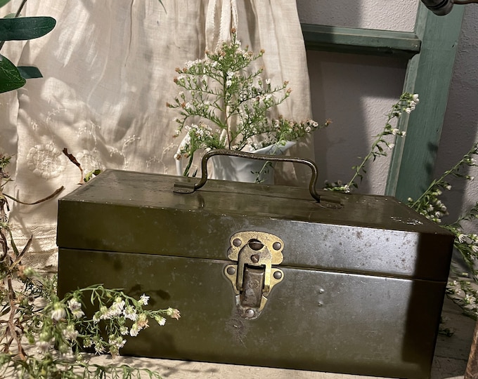 Vintage Falls City Metal Tackle Box Bait Box Made in the USA Dark Green ...