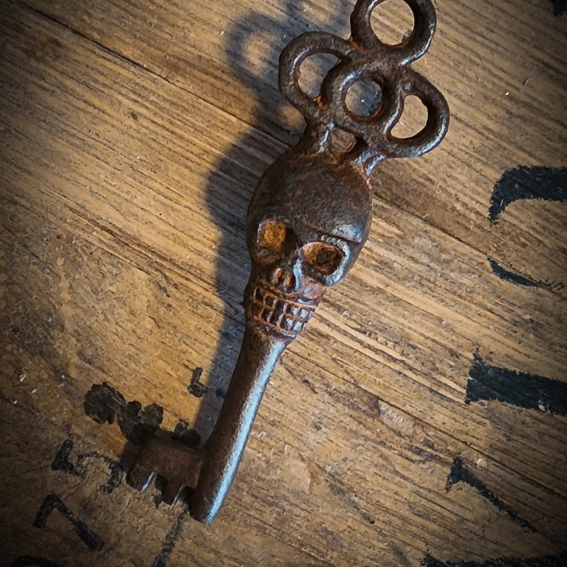 skull head skeleton key