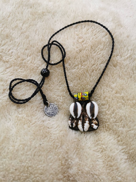 Old Leather Tuareg talisman with ancient shells, trad… - Gem