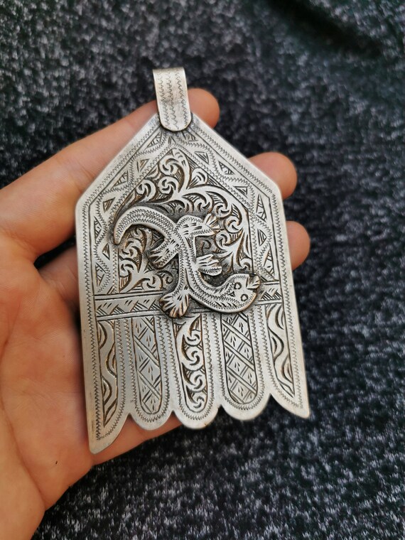 Moroccan Hand-carved berber pendant amulet Khamsa, Tu… - Gem