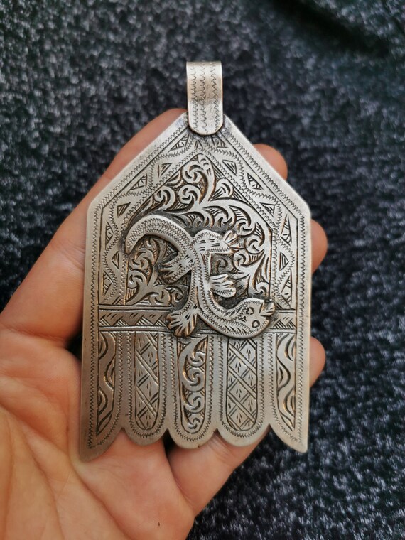 Moroccan Hand-carved berber pendant amulet Khamsa, Tu… - Gem