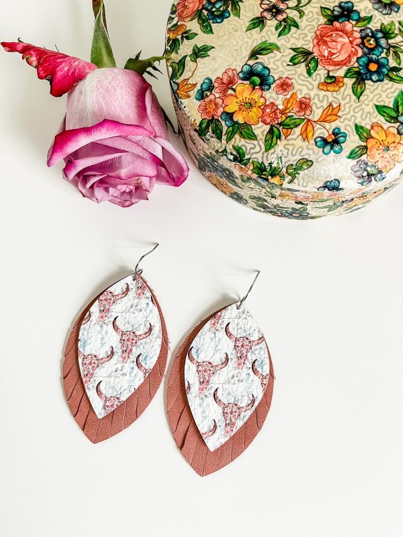 Pendientes bohemios con calavera de vaca y estampado floral, de piel ...