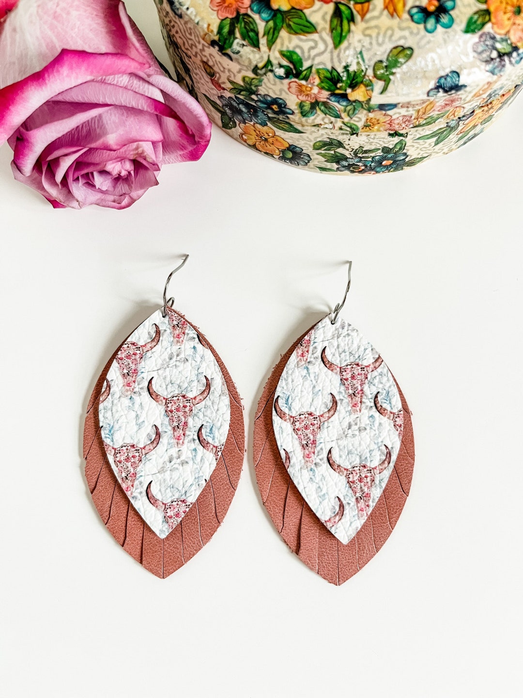 Pendientes bohemios con calavera de vaca y estampado floral, de piel ...