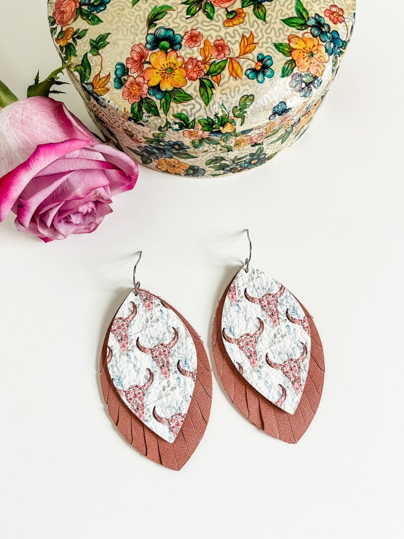 Pendientes bohemios con calavera de vaca y estampado floral, de piel ...