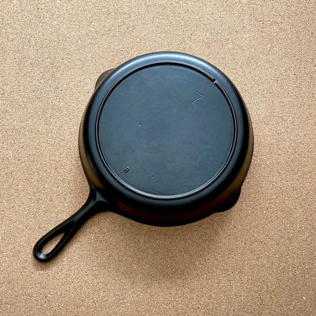 Lodge 1930s Single Notch #7 Cast Iron Skillet - Etsy