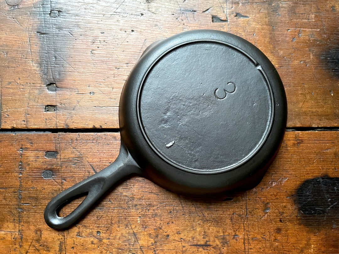 Lodge 1930s Single Notch #3 Cast Iron Skillet - Etsy