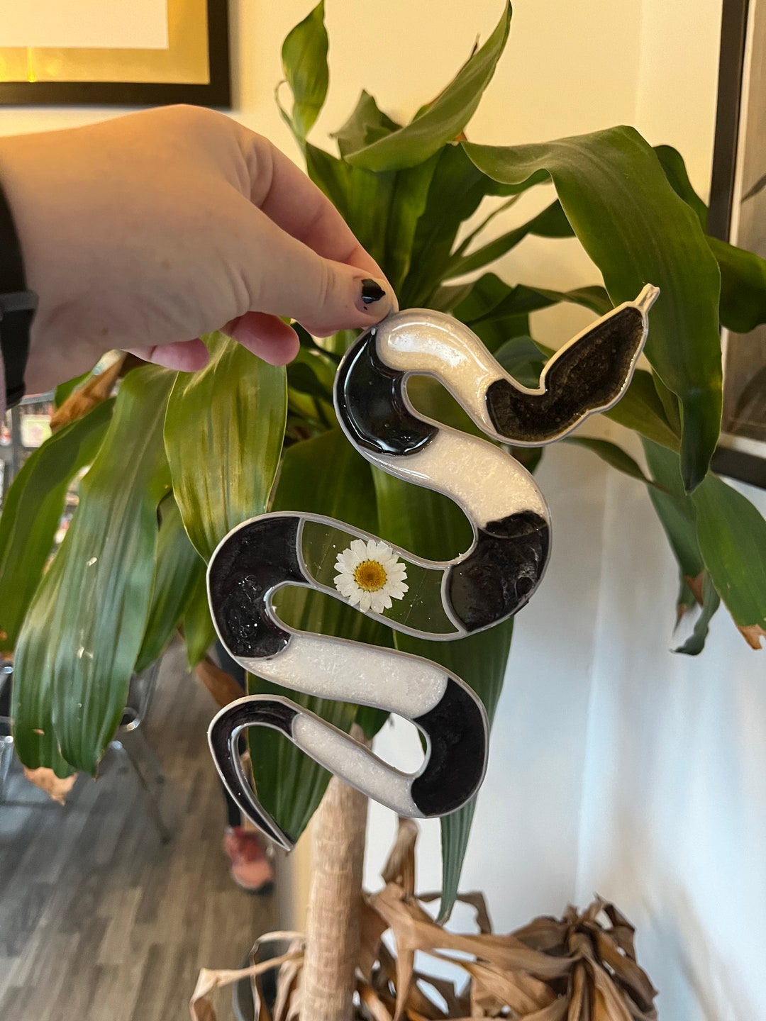 Black and White Daisy Snake Resin Sun Catcher - Etsy