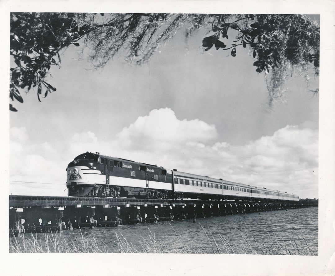 Louisville and Nashville Railroad Brand New Hummingbird Passenger Train ...
