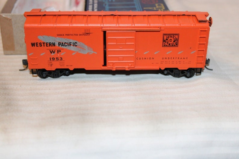 HO Scale Gauge Model Trains by Roundhouse, Number 1075 40' Box Car ...