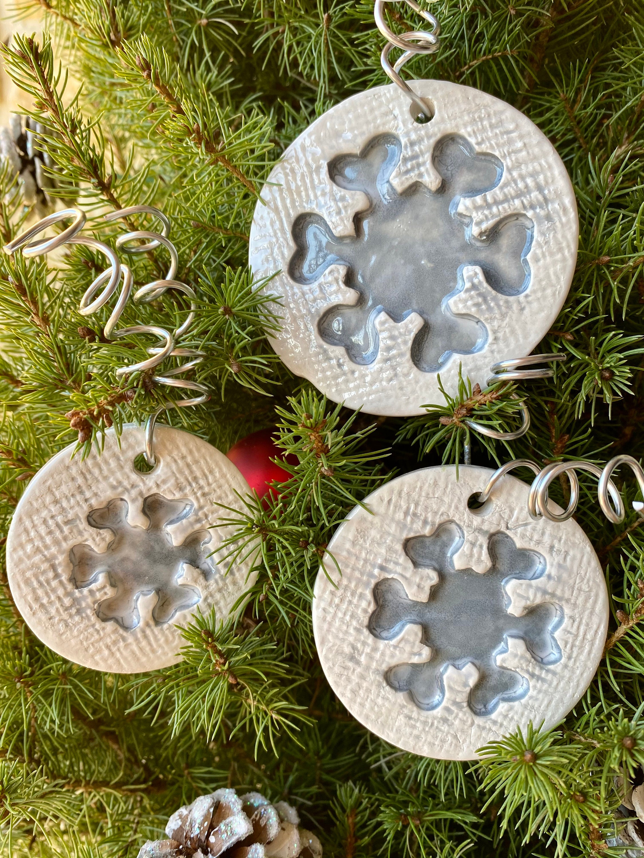 Set of three Ceramic Round Snowflake Ornaments - Etsy.de