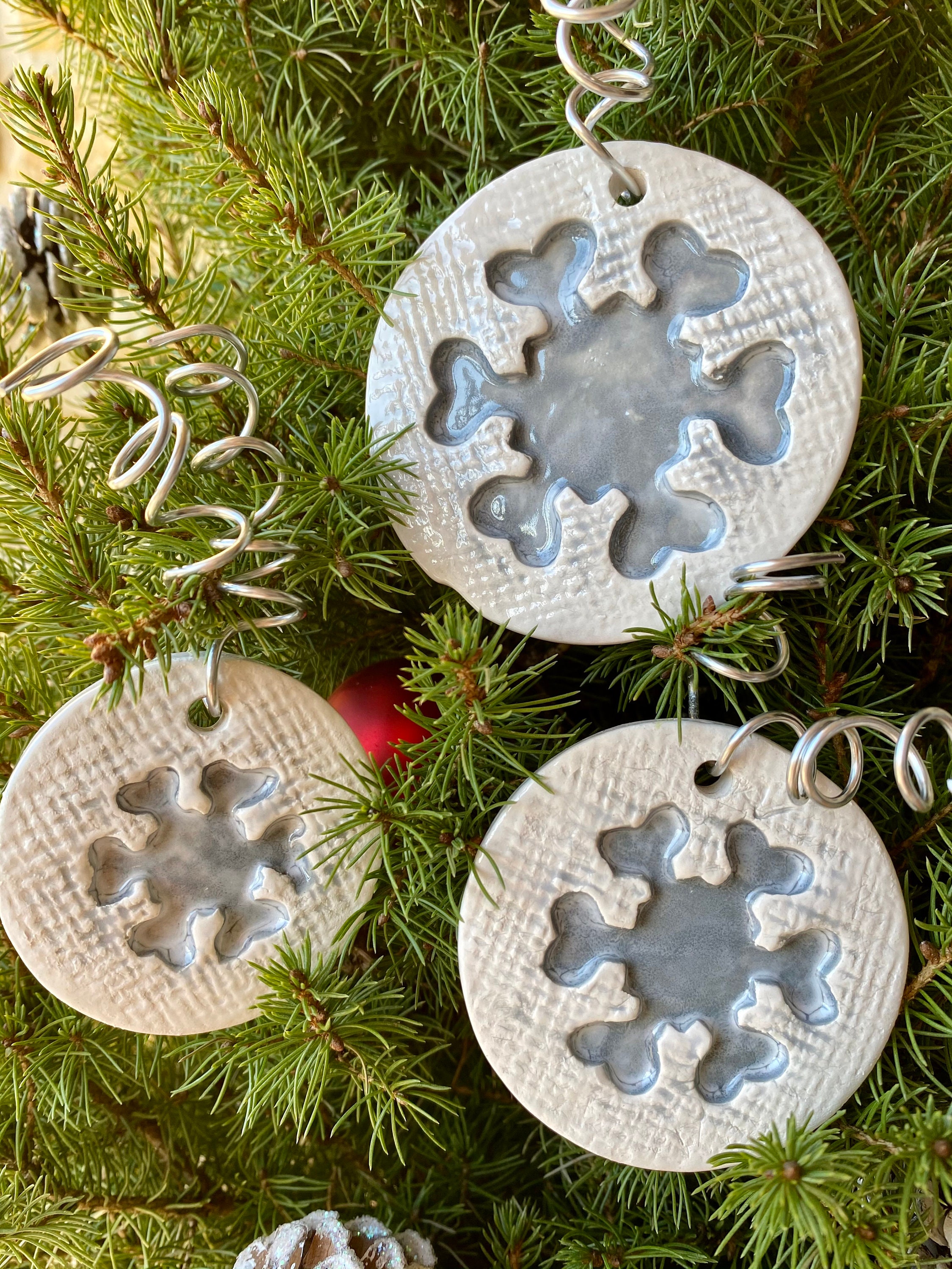 Set of three Ceramic Round Snowflake Ornaments - Etsy.de